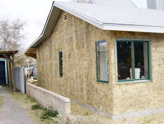 Rehabilitació d'una casa amb construcció de bales de palla |